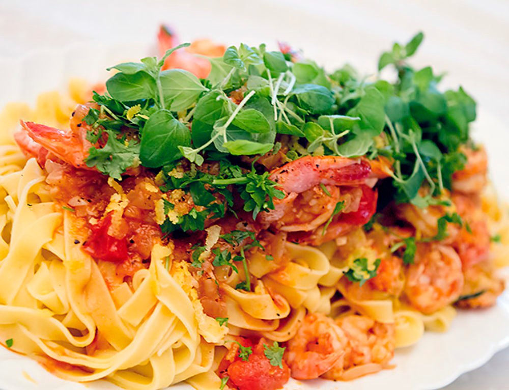 Pannestekt isgalt med ovnsbakte rotgrønnsaker, snittebønner og ...