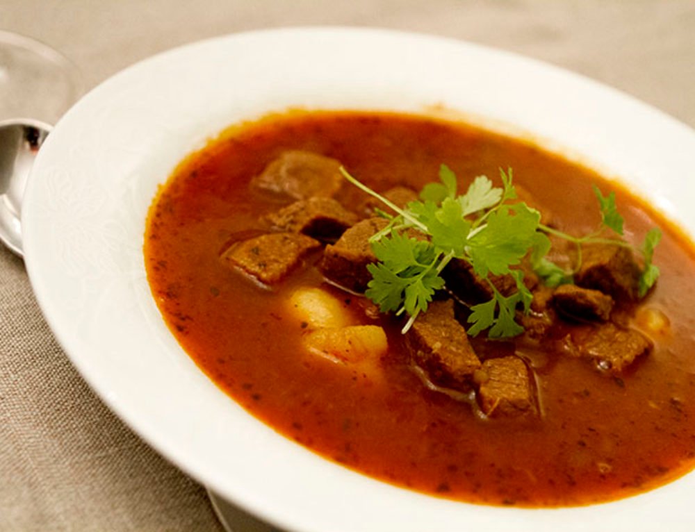 Pannestekt isgalt med ovnsbakte rotgrønnsaker, snittebønner og ...