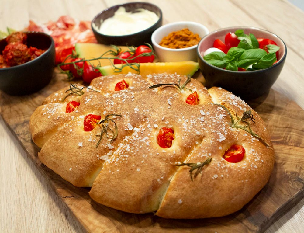 Pannestekt isgalt med ovnsbakte rotgrønnsaker, snittebønner og ...